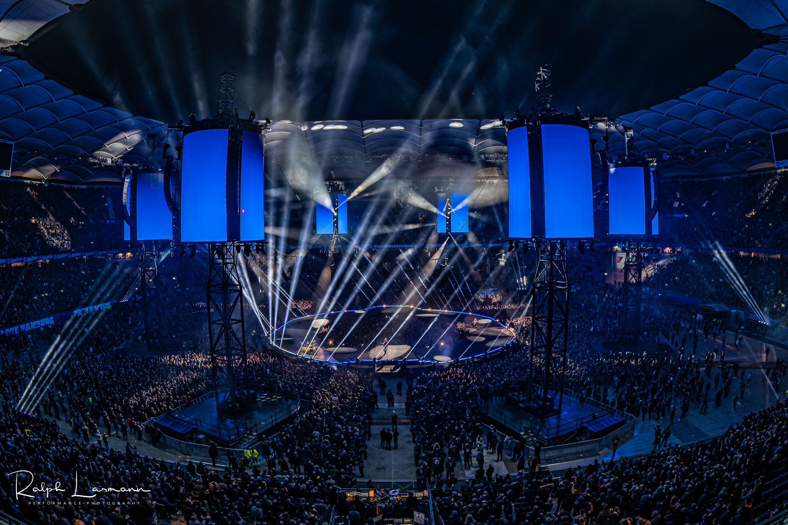 Claypaky Sharpy Plus Aquas on Metallica’s 2024 'M72 World Tour' — CX ...